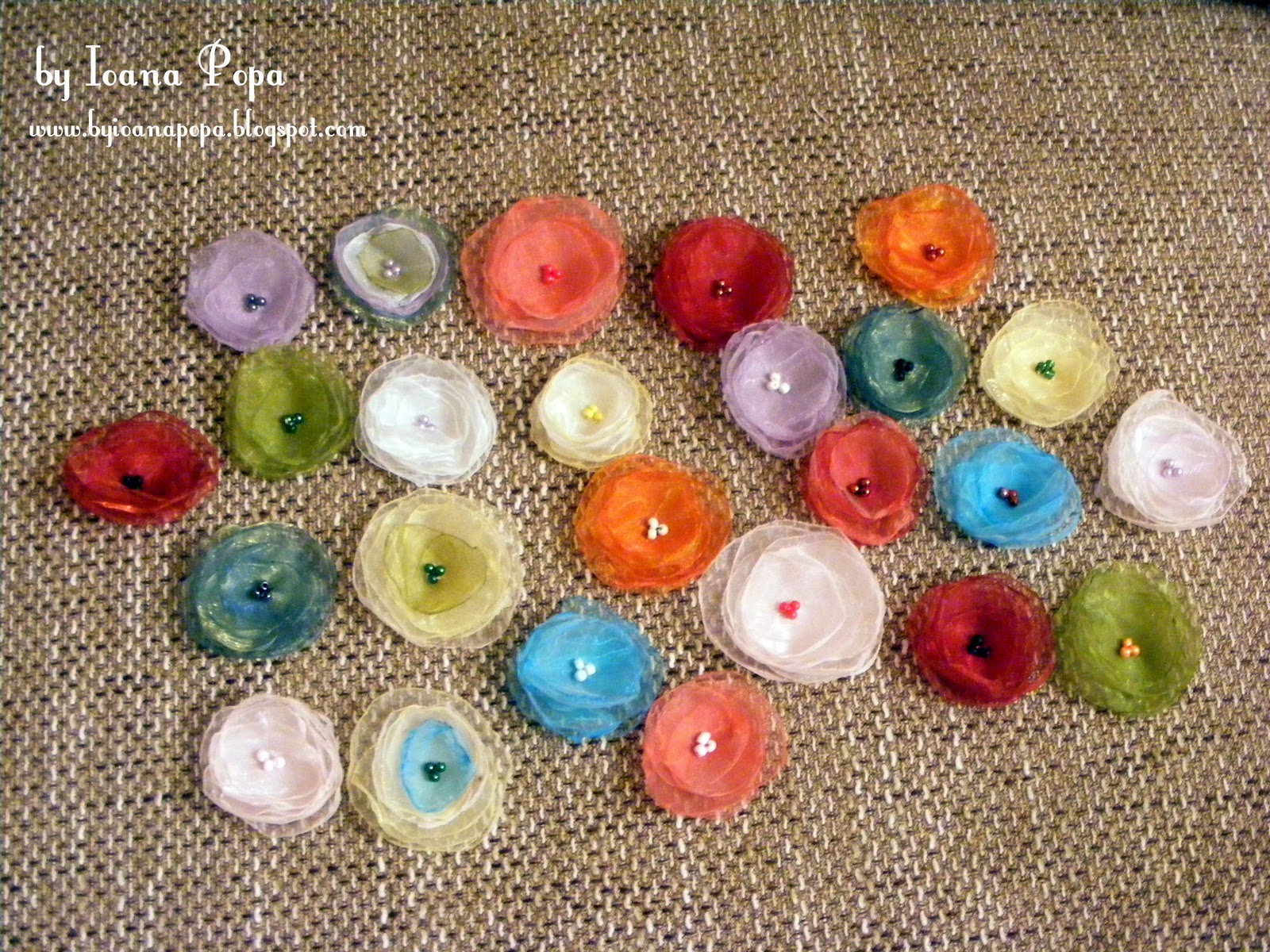 Fii tu! Accesorii handmade: Camp de flori - brose din material textil