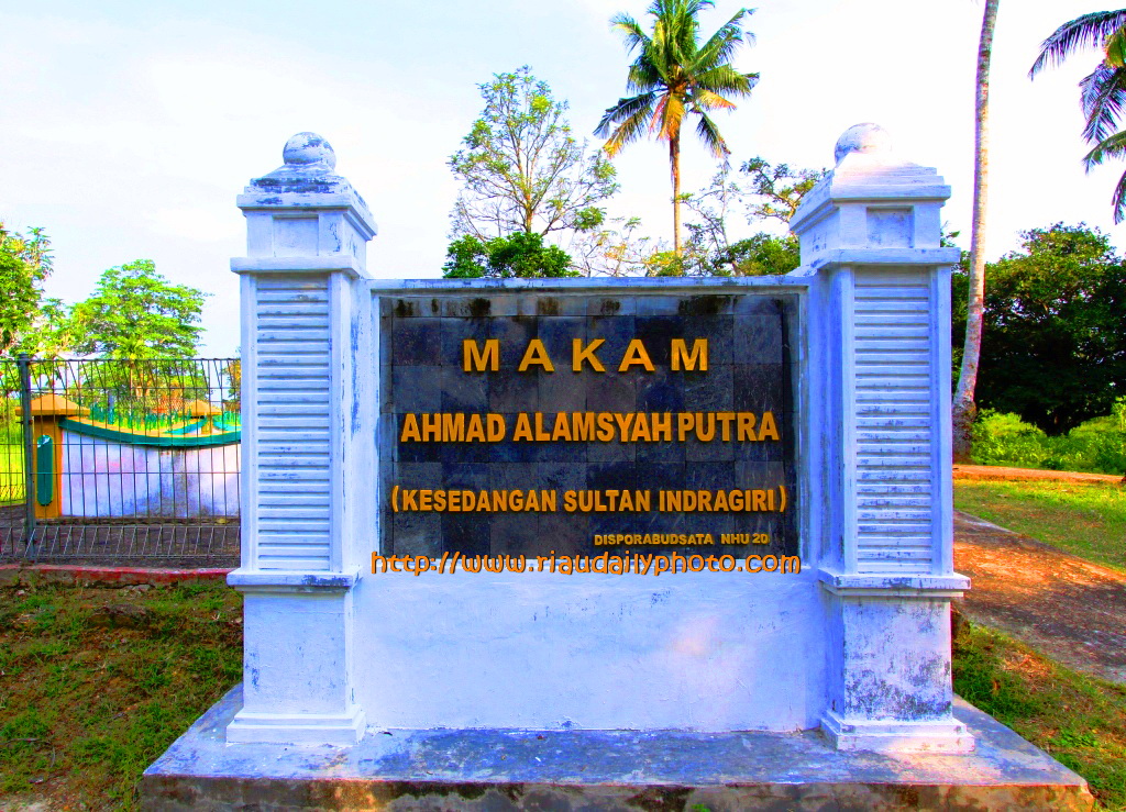 SITUS CAGAR BUDAYA KOMPLEK MAKAM RAJA-RAJA INDRAGIRI | RIAU DAILY PHOTO