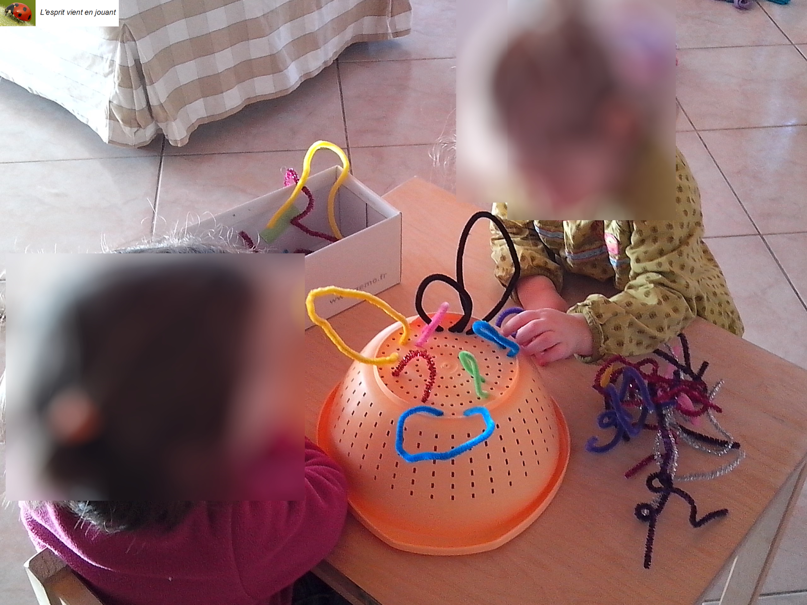 L'esprit vient en jouant: Motricité fine : cure-pipe dans une passoire