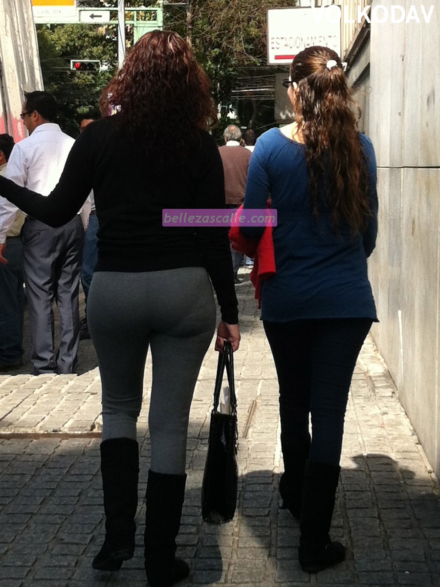 Sexy mujer madura captada con ropa entallada | Mujeres bellas en la calle
