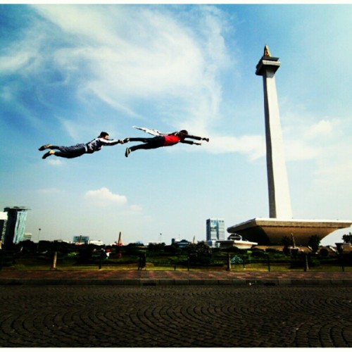 Dety Rahcmadanty: Cara Membuat Foto Levitasi