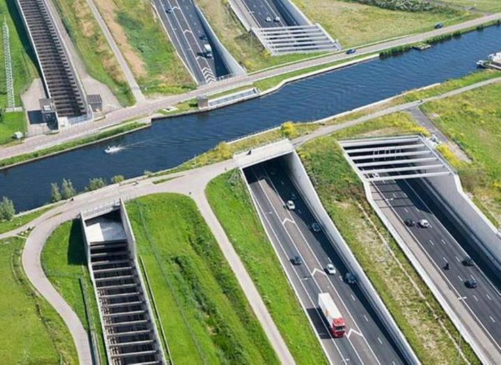 Things n Facts: Under water Highway - Netherlands