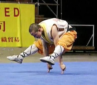 Amazing Strengthen Shaolin Monk Balances on Two Fingers