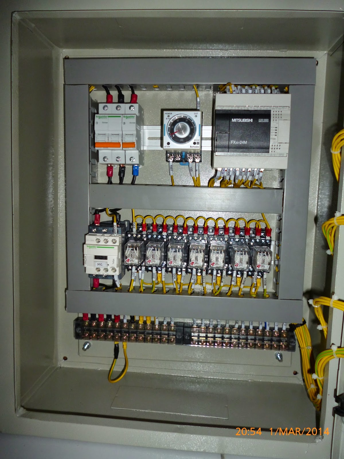 Etnik Sugitama: AUTOMATION (Panel Kontrol Menggunakan PLC)