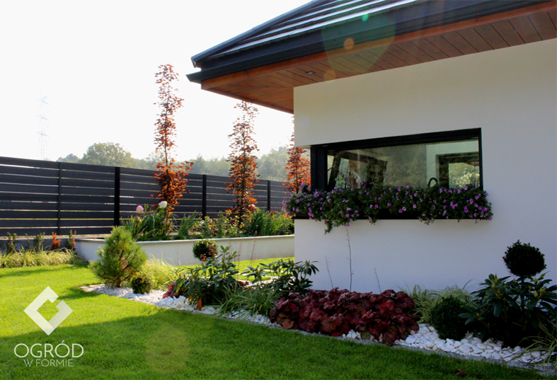 PROJEKTOWANIE OGRODÓW: Nowoczesny ogród na skarpie