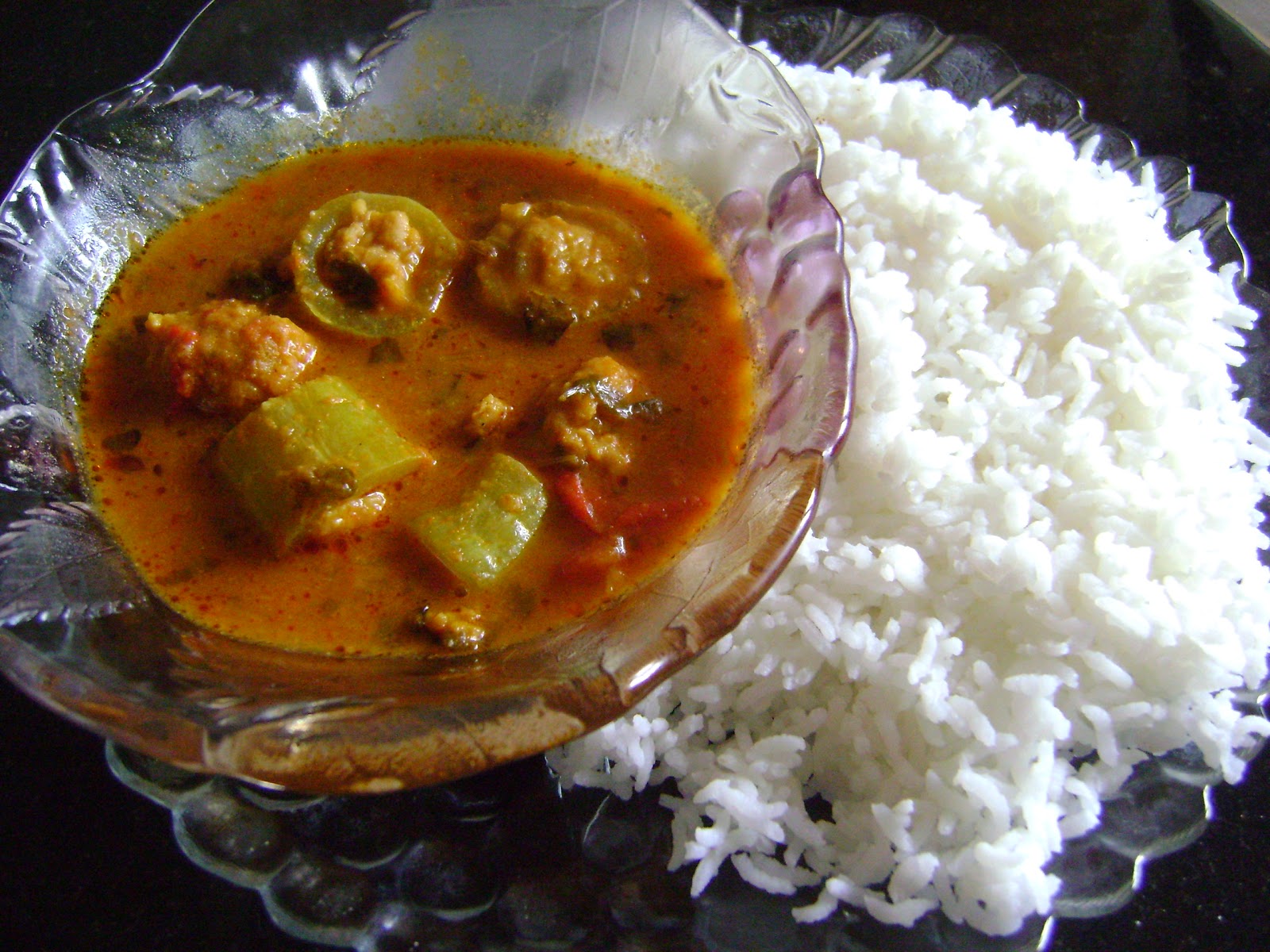 Snake gourd curry stuffed with minced meat - Love is in my Tummy