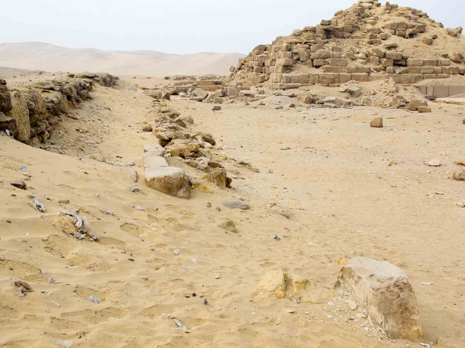 EGIPTOLOGIA: LA PIRAMIDE DE NEFERIRKARE KAKAI DE GIZA EN EGIPTO