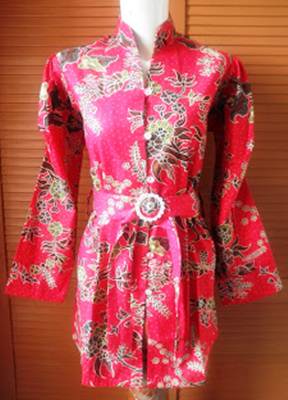 Model baju batik warna merah untuk wanita modern