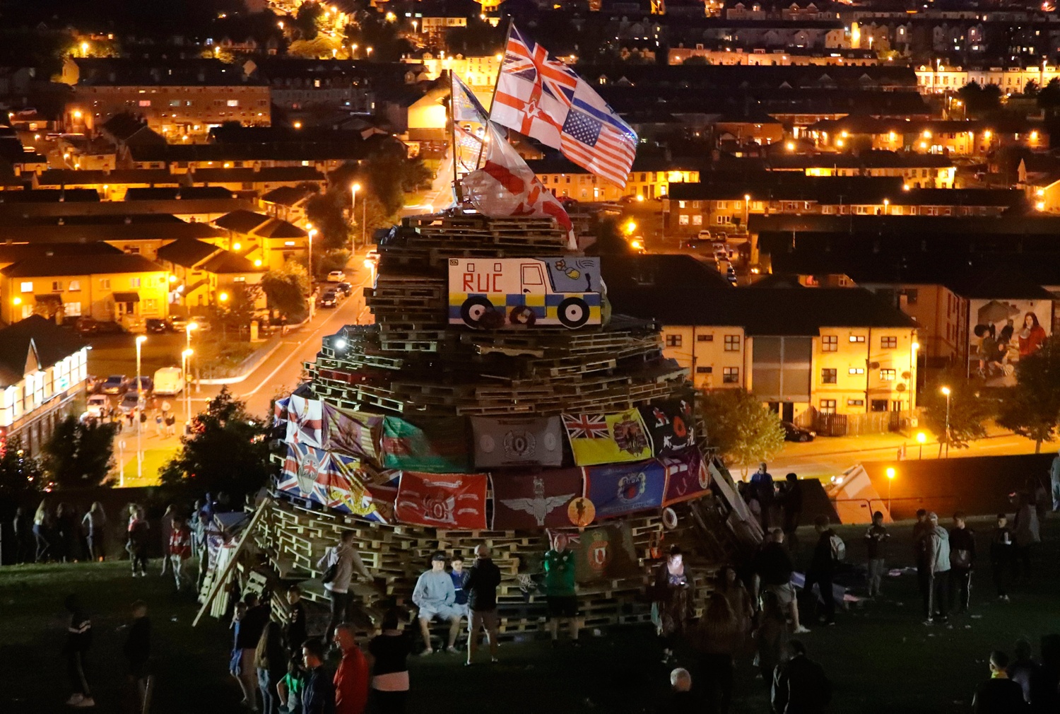 El norte de Irlanda: Las bonfires republicanas en Derry arden entre ...