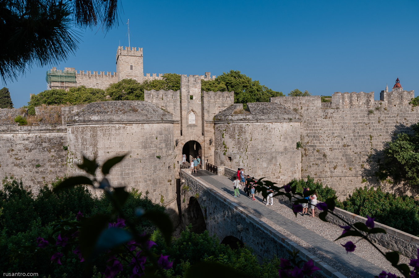 Rodas salas noslēpumu meklējumos