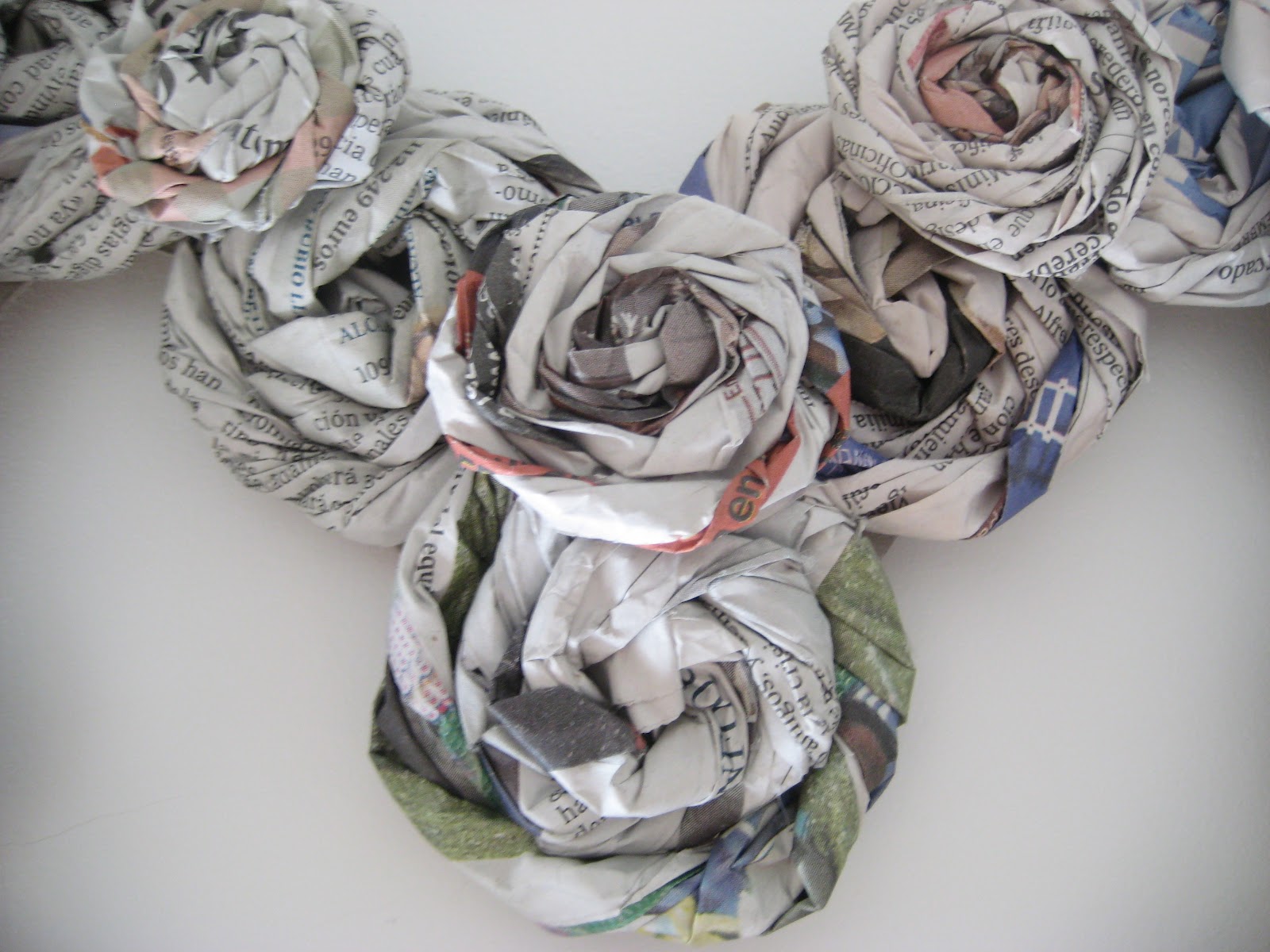 Malena Valcárcel original Art: Corazón flores papel periódico ...