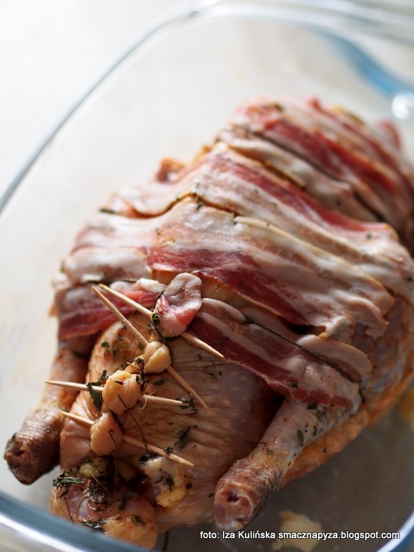 Najlepsza perliczka pieczona, z jabłkami i boczkiem | Smaczna Pyza