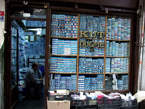 Nichols Buttons: Dugme = Turkish for Button