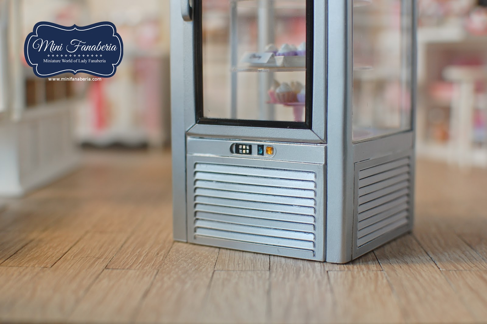 MiniFanaberia: Lodówka handmade/ Mini cake display fridge