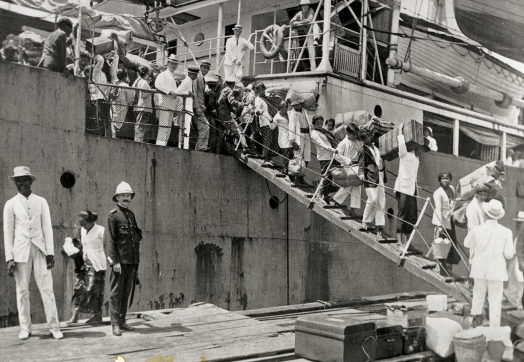 Under Voice: Wonders And Beauty Of Indonesia & World: Javanese people