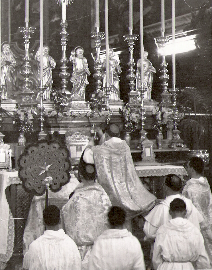 A Brief History of the Flabellum ~ Liturgical Arts Journal