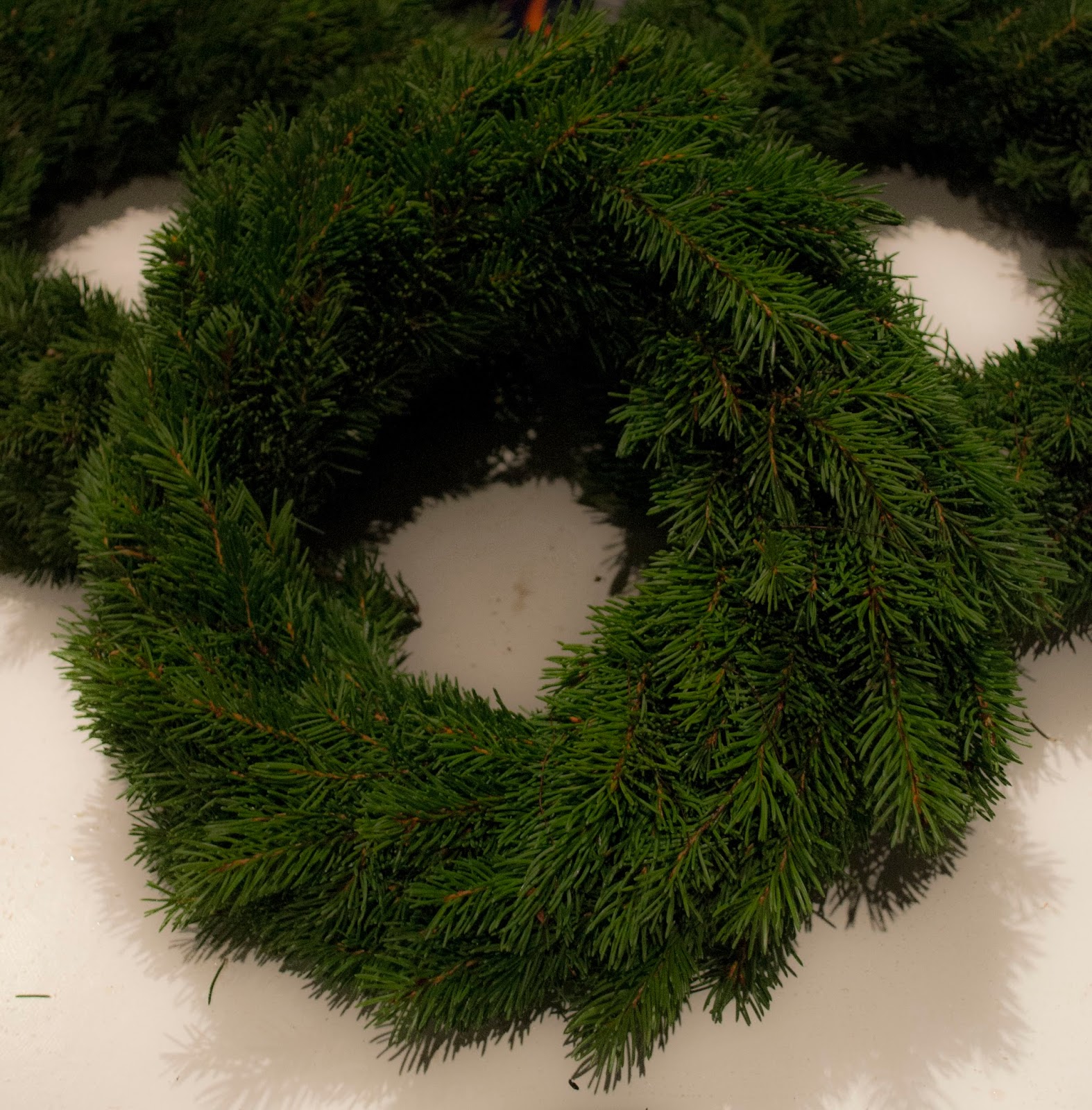 Ett hem i Laihela: Dörrkransar av granris