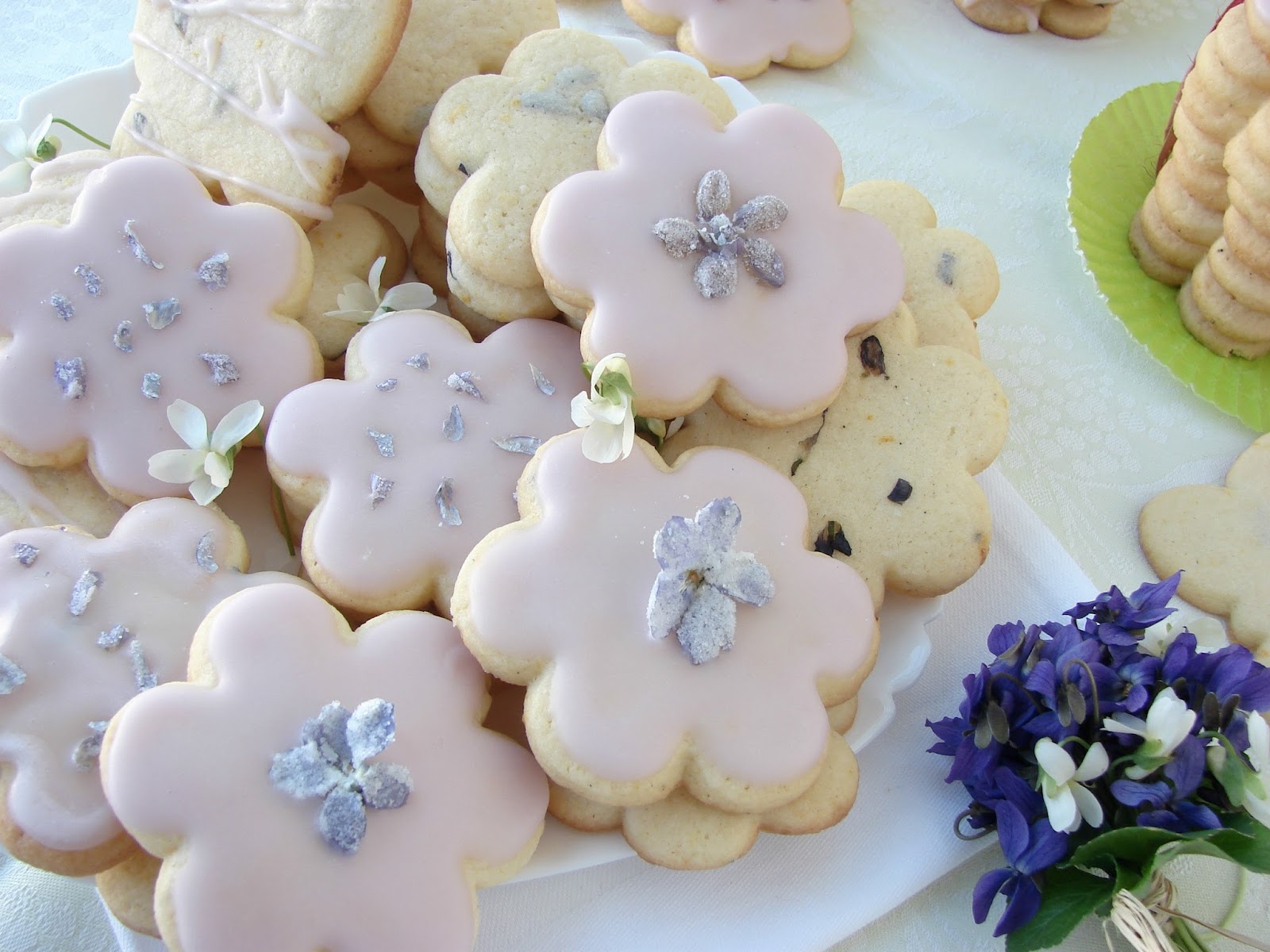 Comori Delicioase: Biscuiti cu violete si glazura din sirop de violete