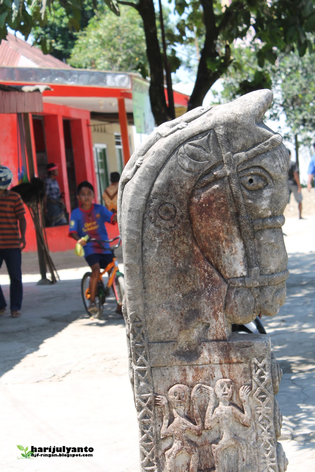 Ringan: Ukiran / pahatan pada batu dan kubur batu Sumba