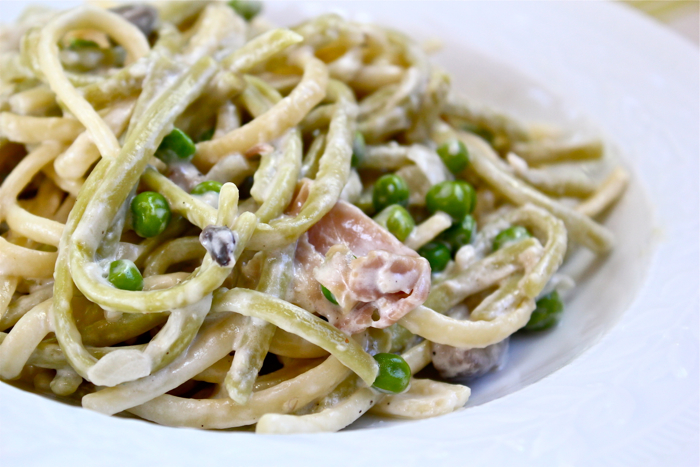 Paglia e fieno (straw and hay) pasta | Yankee Kitchen Ninja