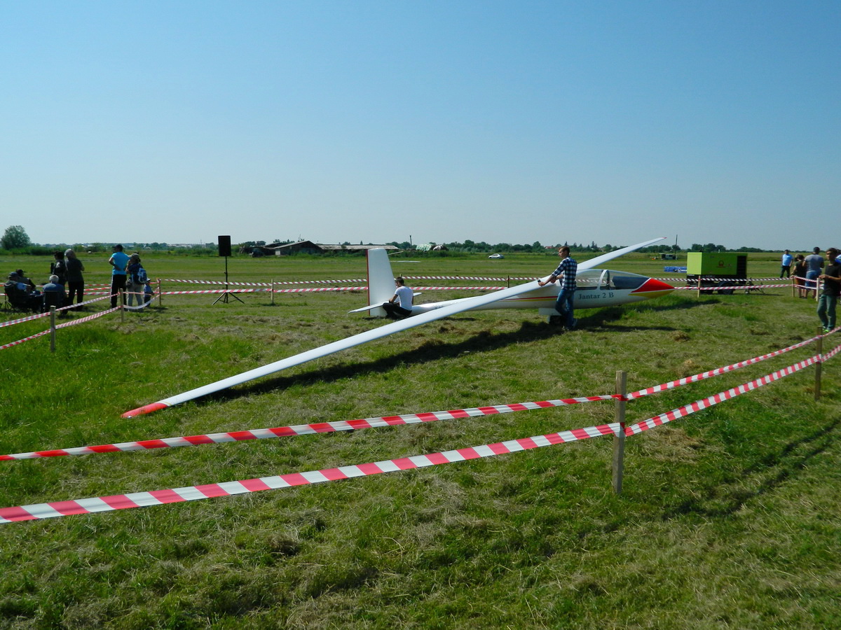 LA MULTI ANI, ROMANIA!: Planoare in parcare