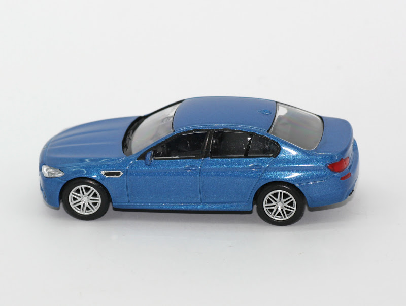Incredible Mini Garage: BMW M5 (F10) 2011 RMZ 1/64