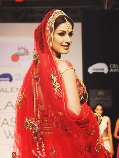 NORTH INDIAN GUJARATI STYLE SAREE COLLECTIONS - vistete de seda