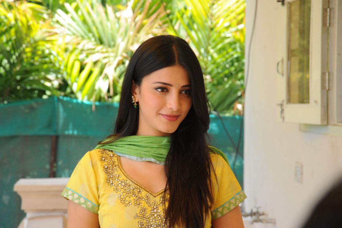 Shruti Hasan Gabbar Singh Stills Entertainment