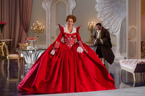 très chic!: Julia Roberts as The Evil Queen in Snow White