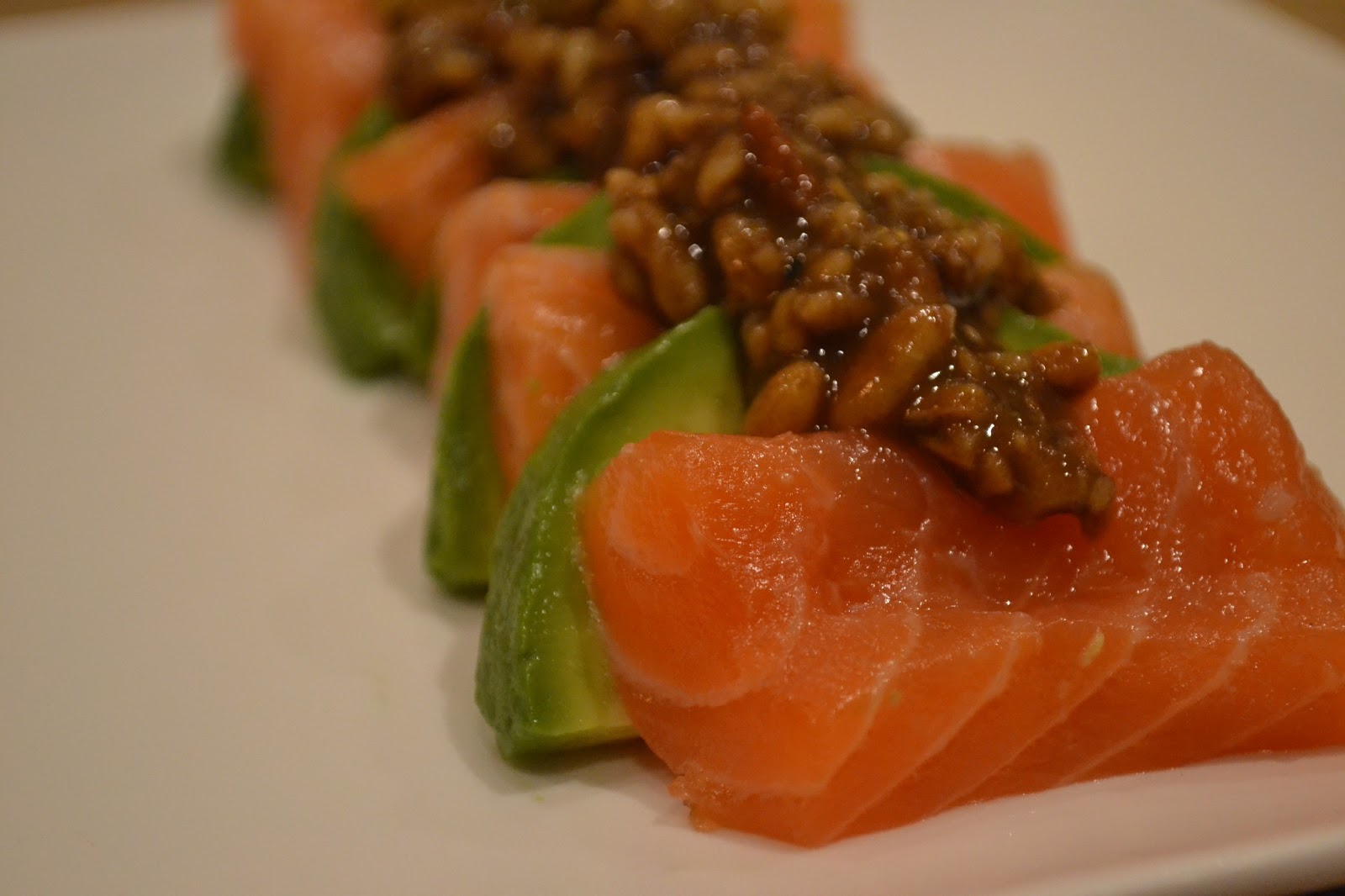 Mijn kookavonturen: Rauwe zalm met avocado en pijnboompittentapenade