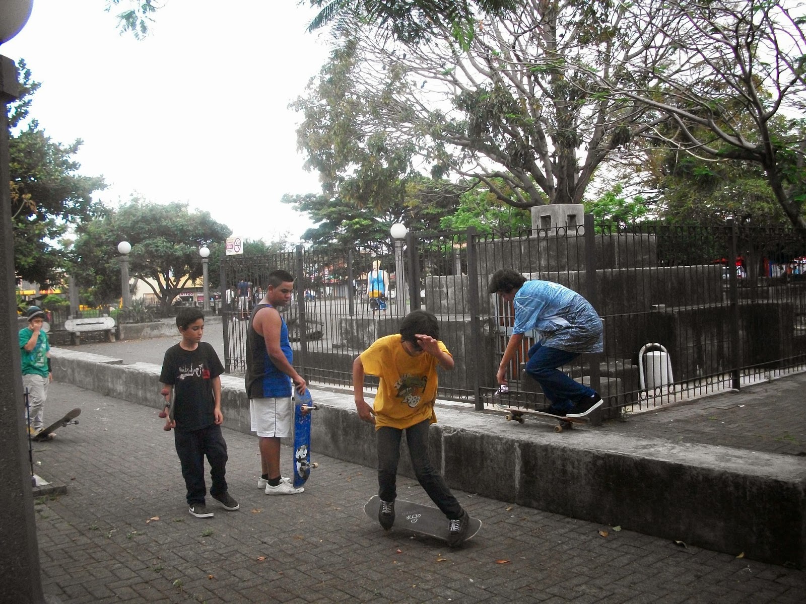 Utlizacion de espacios públicos por los jovenes: Parque de los Ángeles ...