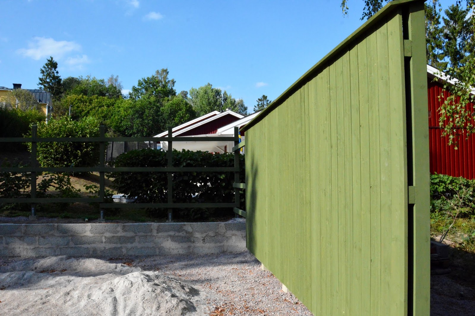 Måla slamfärg och bygga plank