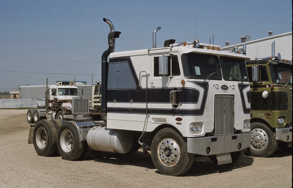 MotArt: Peterbilt Cabover