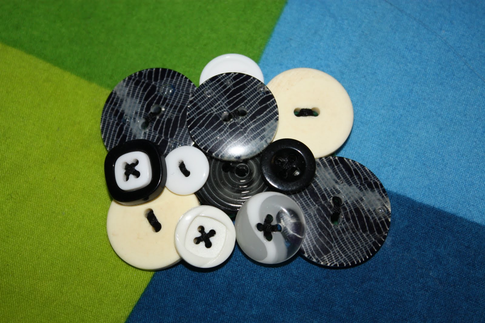 Manos Que Reciclan: Broches con botones