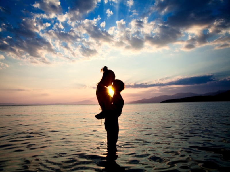 **MENSAGENS E GIFS DA TEKA**: SILHUETAS DE MÃE COM FILHOS AO POR DO SOL