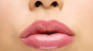 TRUCO PARA LABIOS CARNOSOS : TIPS DE BELLEZA