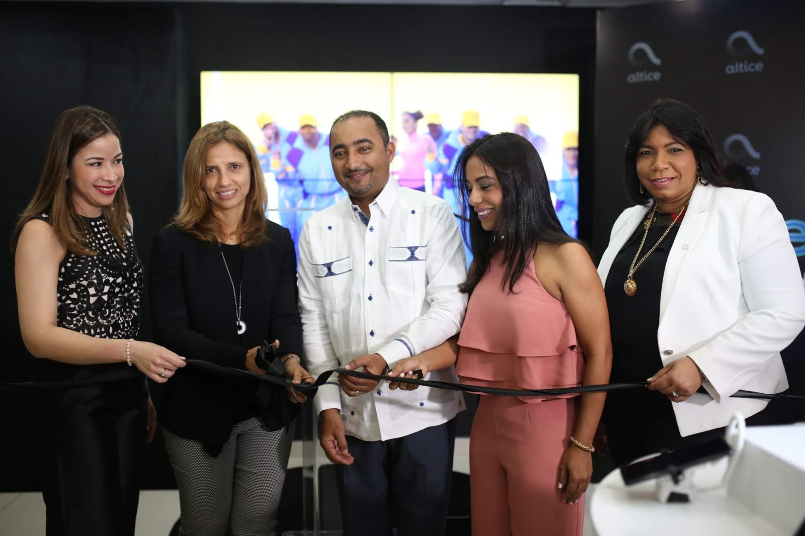 Altice Dominicana abre nueva oficina en el Blue Mall Punta Cana ...