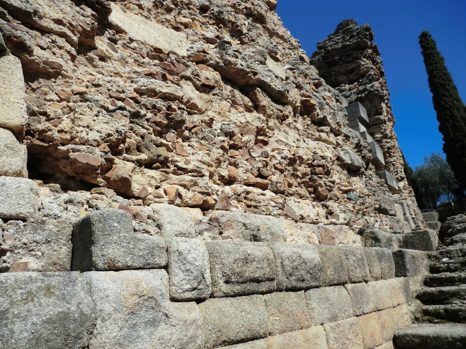 MineralesDB: Materiales del teatro romano de Mérida