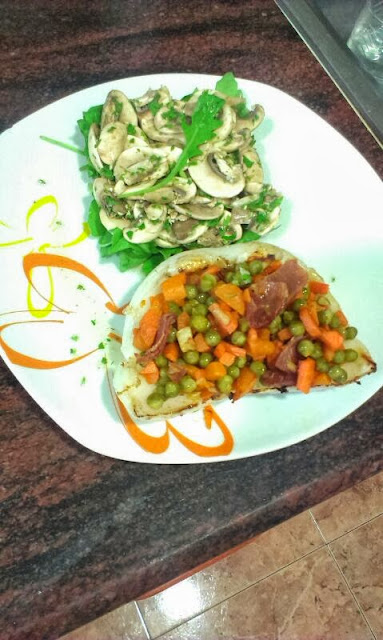 CHUPI !!!: SEPIA RELLENA ACOMPAÑADA DE ENSALADA DE RÚCULA CON CHAMPIÑONES