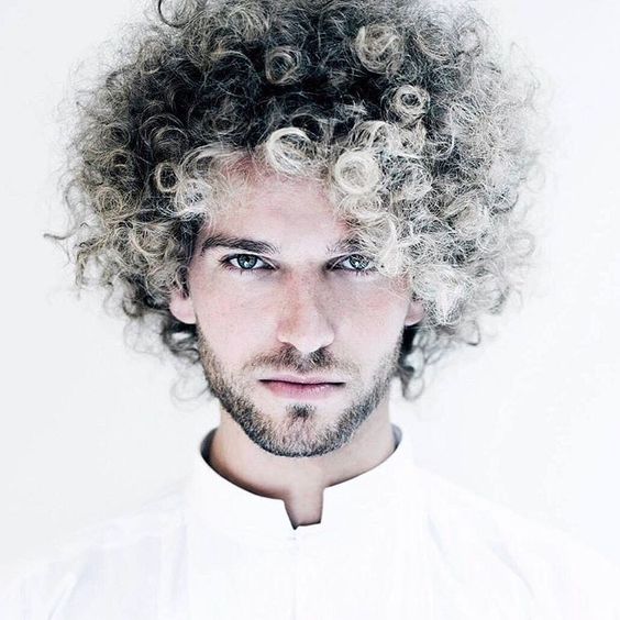 Peinados de hombres con rizos 2019