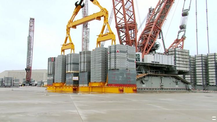 Industrial History: Liebherr's LR 13000 Crane sets record at 815 ft.