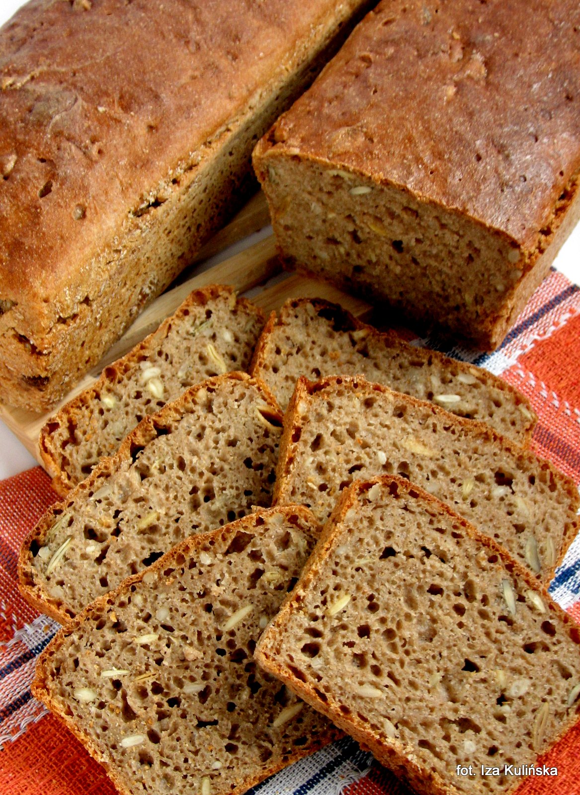 Chleb żytni z pestkami, na zakwasie | Smaczna Pyza