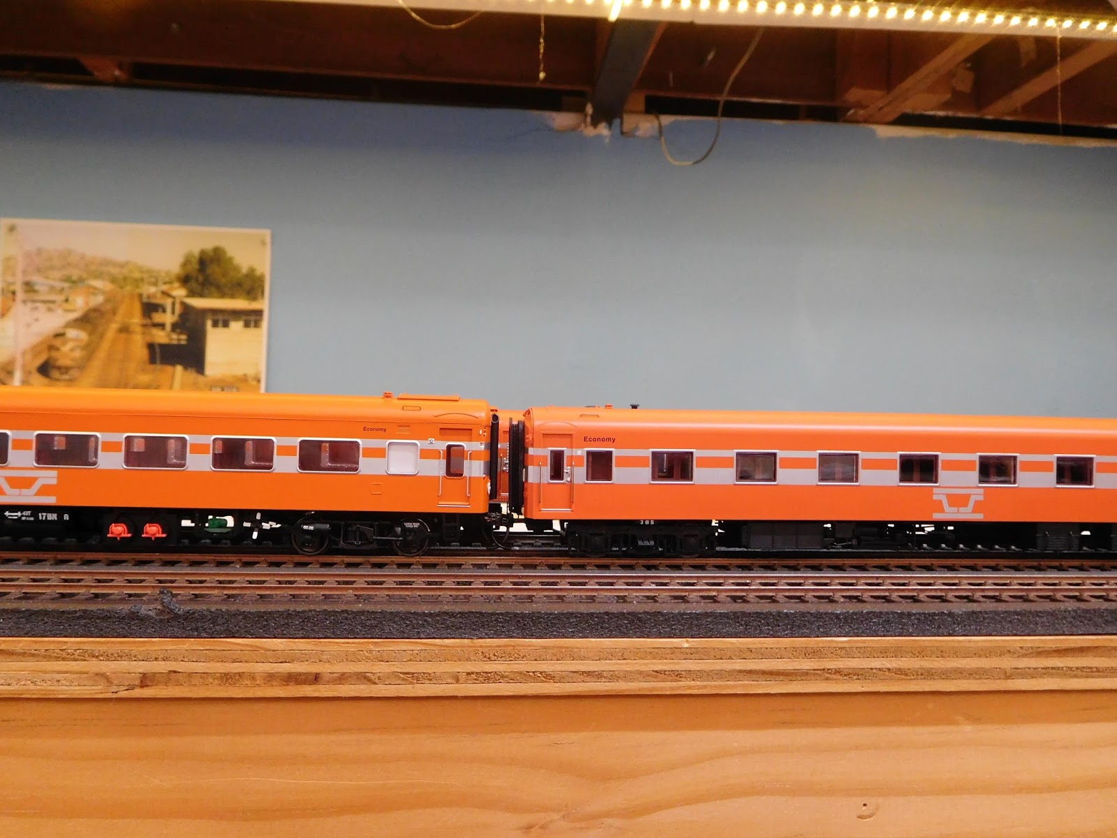 Comtrain goes H0! H0! H0!: 2018_04_06 So which is right?