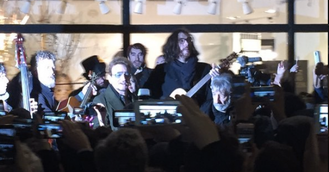 U2 Sombras e Árvores Altas - Blog: Bono está de volta à sua caridade ...