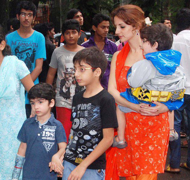 Indian Celebs: Suzzane Roshan with hrehaan and hridhaan