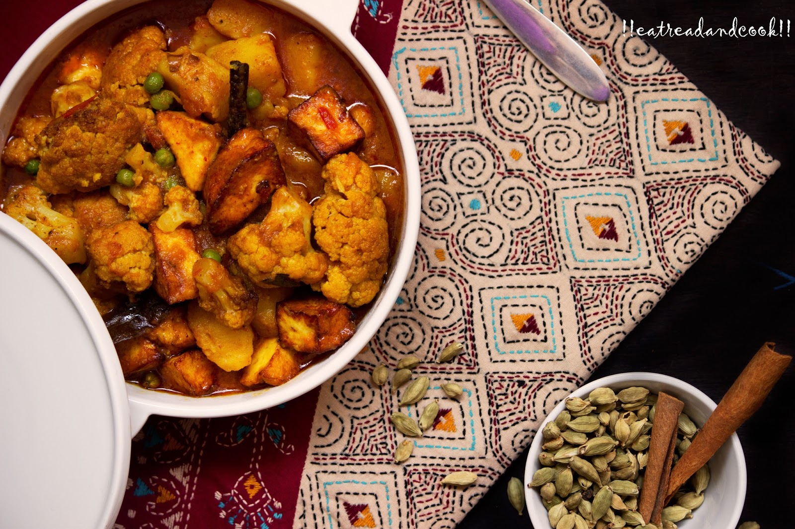 Paneer Fulkopir Torkari / Bengali Cauliflower and Cottage Cheese Curry