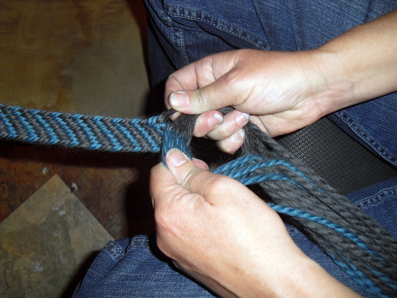 Tangible Daydreams: Tutorial: Finger Weaving, Beginner's Diagonal Weave