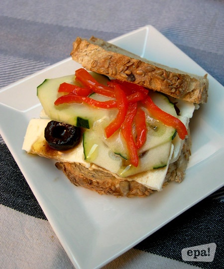 desayuno de domingo: Al rico pepino español: bocadillo de feta, pepino ...