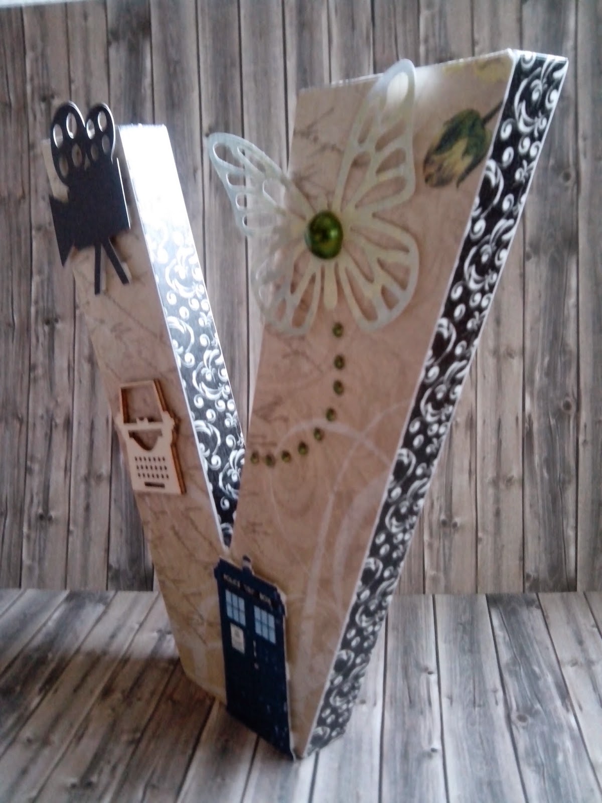 Guardiana de momentos: Letra V decorada