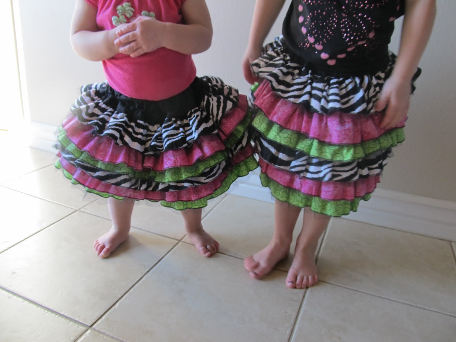 Mud Puddles & Daisies: Little Girls Ruffle Skirt Tutorial